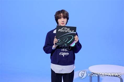 Bts 진 디 애스트로넛 첫날 70만장 팔려…97개국서 1위 네이트 연예