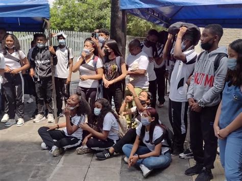 Estudiantes De Colegios En Cali Pagan Por Cruzar Fronteras Invisibles Y