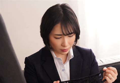 Hijiri Maihara Married Woman Working At An Office Shows The Skin Off Between Her Skirt And