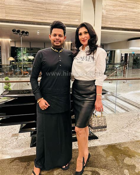 මට පුළුවන් රිද්දපු මනුස්සයෙක් ළඟ වුණත් මොකුත් නොවුන ගානට හිනාවෙලා කතා කරන්න ජීවිතේ මට හමුවුනු