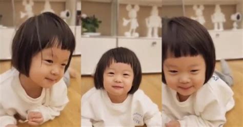 소유진 ♥백종원 붕어빵 막내딸 공개사진 찍는거 참 좋아하는 꼬맹이