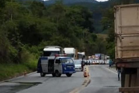 Acidente Entre Carro E Carreta Bloqueia Br 381 Em Nova Era