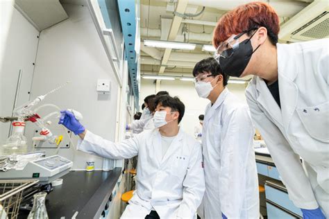 무더위·코로나 뚫고 Gist에 모인 화학 영재들 전자신문