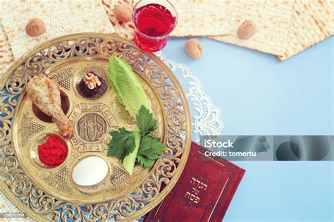 페사 축하 개념 히브리어로 된 전통적인 접시 텍스트 유월절 고추냉이 셀러리 달걀 뼈 마로 달콤한 날짜 잼 유월절 만찬에 대한