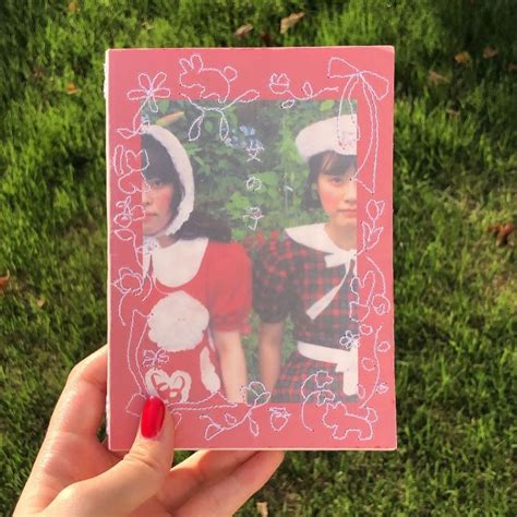 巴 南 On Instagram 芸祭にてマウコレ課題で作ったブックを形を新たに販売していました📖 表紙の刺繍は質感が面白くてスキャンに