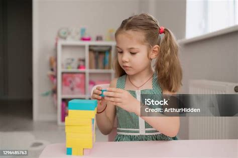 아름다운 백인 소녀 재생 와 나무 다색 블록 개발에 대한 스톡 사진 및 기타 이미지 개발 격리 교육 Istock