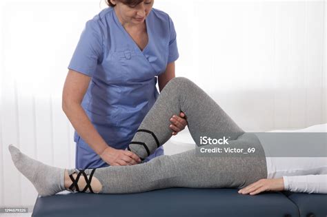 병원 클로즈업에서 환자와 함께 일하는 물리 치료사 의사 건강 복구 개념 2명에 대한 스톡 사진 및 기타 이미지 2명 45