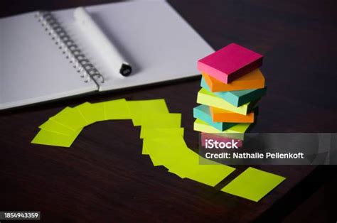 정리와 생산성을 위한 노트북과 다양한 색상의 스티커 메모가 있는 스티커 메모의 물음표 클로즈업 0명에 대한 스톡 사진 및 기타 이미지 Istock