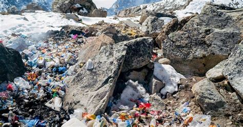 쓰레기 매립지된 에베레스트…‘드론 청소부가 발견한 물건 보니 [나우 어스]