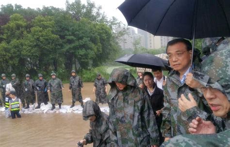 李克强冒大雨急赴武汉长江干堤管涌现场指挥抢险救灾图片频道新华网