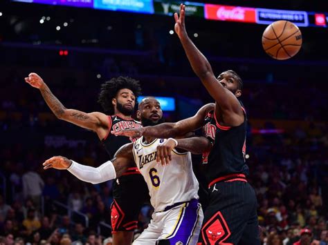 Nba／詹皇 Lebron James 傷癒復出湖人卻輸球，還遭瘋狗貝 Patrick Beverley 比「太小」嘲諷手勢！ Juksy 街星