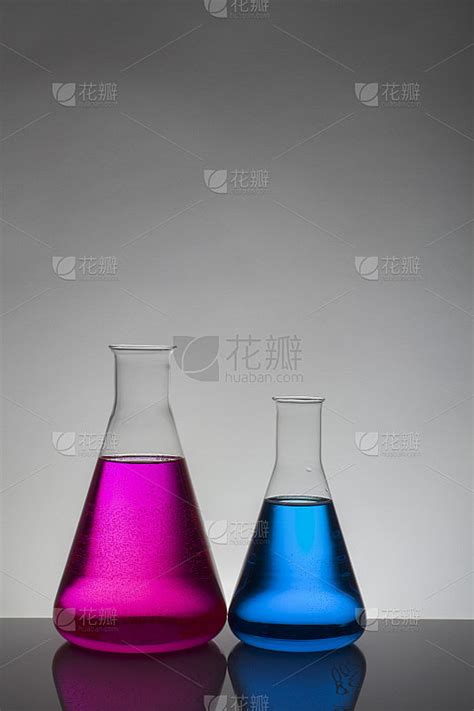 实验瓶中的液体。科学的生化实验室。五颜六色的液体。在白色的背景上，一组瓶子被孤立。试管。