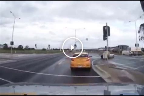 Vídeo de un coche aparece de la nada y provoca un accidente