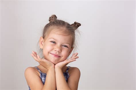 5 살 짜리 의 백인 귀여운 어린 소녀의 초상화는 카메라를보고 흰색 배경에 손에 머리 턱을 보유 아이에 대한 스톡 사진 및 기타