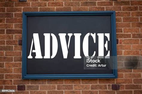 개념적 손을 보여주는 발표 조언을 텍스트 캡션 영감을 쓰기 제안 지도 개념 프레임 오래 된 벽돌 배경 복사 공간에 대 한 비즈니스 개념 It 지원에 대한 스톡 사진 및 기타