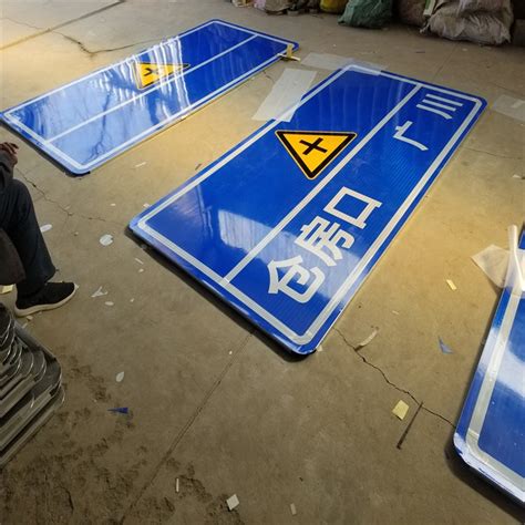 延伸交通 前方学校减速慢行标志牌 道路指示牌