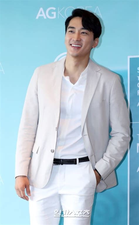 [포토] 송승헌 광화문의 아침을 여는 미소 Jtbc 뉴스