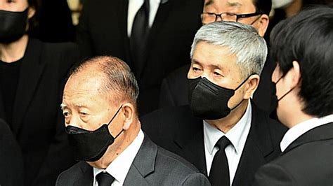 E포토 강수연 떠나보내는 김동호 위원장 임권택 감독