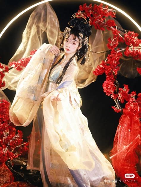 Ghim của Jo Aubrey trên Apothecary Diaries trong 2024 Cosplay Nàng tiên