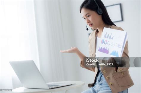 온라인 화상 회의를 위해 노트북 컴퓨터를 사용하는 젊은 아시아 비즈니스 여성 회의를위한 화상 통화로 작업하고 금융 통신 개념에