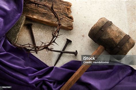 예수 그리스도의 십자가에 못 박히심 땅에 세 손톱과 가시의 크라운십자가 보라색에 대한 스톡 사진 및 기타 이미지 보라색