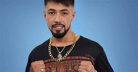 قیس خادمی مشت‌زن افغان مقیم اروپا مقابل حریفی از انگلستان وارد رینگ می