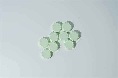 薬の丸薬と抗生物質の束白い医療用錠剤薄緑色コピー用スペース付き アセチルサリチル酸のストックフォトや画像を多数ご用意 アセチルサリチル