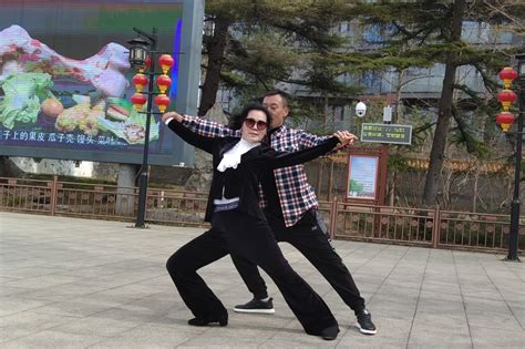 夏天来了，跳一曲休闲伦巴，音乐舒心好听，动作简单优美凤凰网视频凤凰网