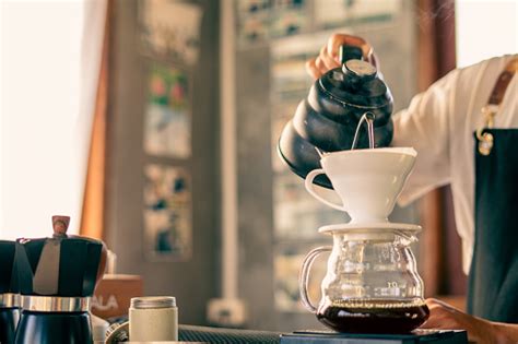 음료 커피 포트는 뜨겁고 모닝 카페 집에서 일할 때 업무용 책상 위의 컵에 김이 나는 커피를 붓는 손 여과에 대한 스톡 사진 및 기타 이미지 Istock