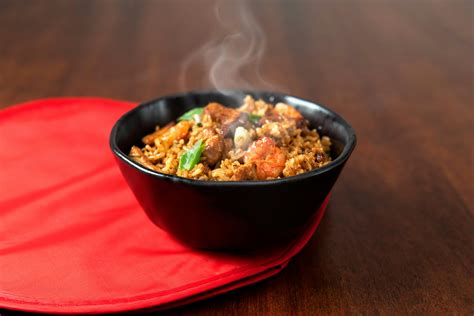 有关中國菜 亚洲美食 亞洲食品 休閒 休闲服装 便利 內部 其乐融融 取出 可信的 可口 吃 吃零食 品尝食物 在