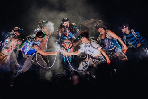 Katy Perry Katy Perry 2330 Der Kalifornische Popstar Landet Auf