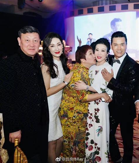 呂良偉攜三婚妻子參加向華強壽宴，現任與前妻親密合影好的似姐妹 每日頭條