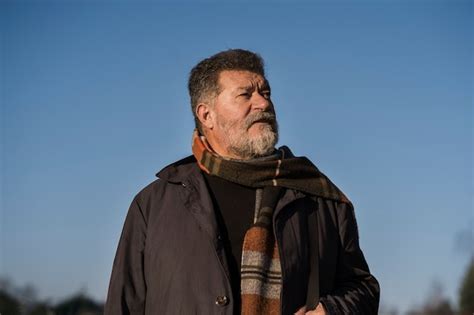 Homem Idoso De Tiro M Dio Dando Um Passeio Foto Gr Tis