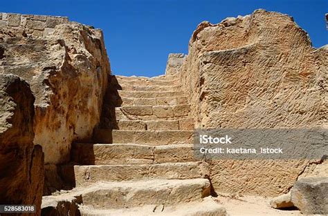 계단을 카 타 콤 바 무덤이 수 있는 다양한 열왕기 파포스 키프러스 건물 외관에 대한 스톡 사진 및 기타 이미지 건물 외관 건설 산업 건축 Istock