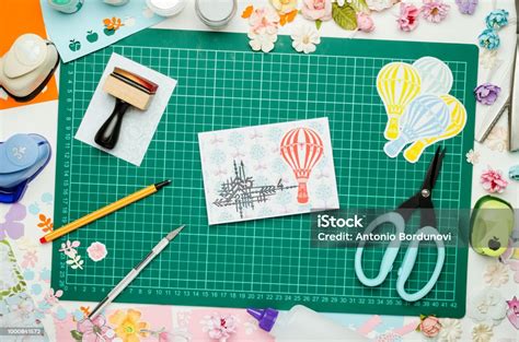 다 색된 종이 수 제 엽서 및 스크랩북 도구 및 절단을 위해 녹색 매트에 있는 자료 0명에 대한 스톡 사진 및 기타 이미지 0명 가위 건강관리와 의술 Istock