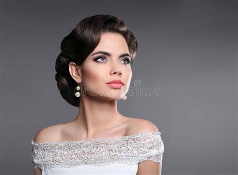 Retrato Retro De La Mujer Señora Morena Elegante Con El Peinado Pera