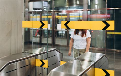 기차역에서 자동 문 입구로 걸어가는 여성 여행자 여행 보험 개념 레드 헤드 30 대 도시 도시 지하철 지하철에 서있는 여성 30 39세에 대한 스톡 사진 및 기타 이미지