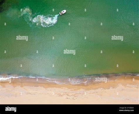 Une vue aérienne de haut en bas d une plage de sable de la mer et d un