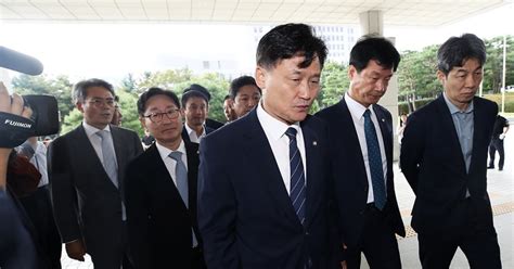 민주당 “광란의 정치 탄압 文 수사 중단하라” 대검 항의 방문