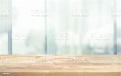 선택적 초점 창문 유리와 도시 풍경 배경이있는 나무 테이블 꼭대기 모션블러에 대한 스톡 사진 및 기타 이미지 모션블러 벽