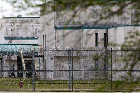 美国一名囚犯向一名狱警泼尿，随后4名狱警将其殴打致死部门执法被控