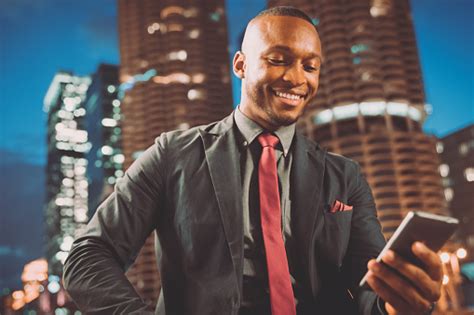 시카고에서 휴대 전화에 메시지를 확인 하는 실업가 웃 고 20 29세에 대한 스톡 사진 및 기타 이미지 20 29세 30 39세 가로등 Istock