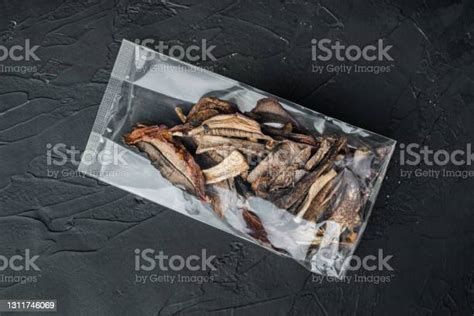 볼레투스 야생 건조 버섯 검은 배경에 플라스틱 팩 상단 보기 플랫 누워 텍스트 카피 스페이스를위한 공간 0명에 대한 스톡 사진