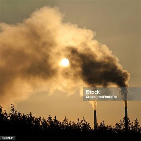 에어제스처 오염시킨다 흡연합니다 의해 나오는 두 공장 굴뚝 0명에 대한 스톡 사진 및 기타 이미지 0명 공장 산업 건물 구름이 짙게 낀 하늘 Istock