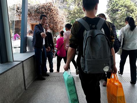 “帅哥美女克哪点，给坐电动车？”昆明的黑摩的咋就那么多！ 搜狐大视野 搜狐新闻