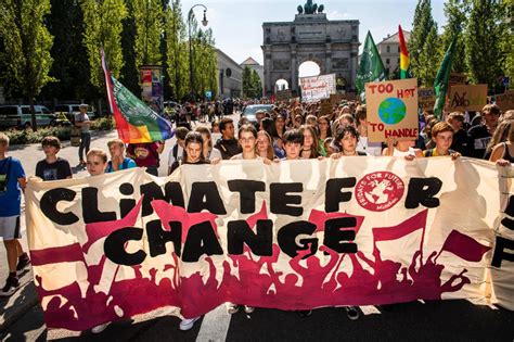 Fridays For Future Tausende Demonstranten Am Siegestor In München