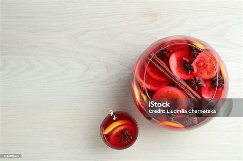 하얀 나무 테이블에 맛있는 향기로운 펀치 음료의 유리와 그릇 평평하게 누워 있습니다 텍스트를 위한 공간 0명에 대한 스톡 사진