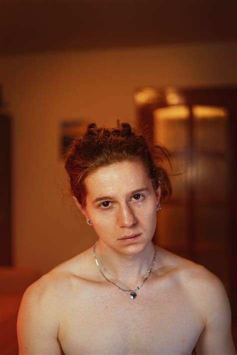 Une Femme Torse Nu Avec Un Collier Au Cou Photo Photo Vulnérabilité