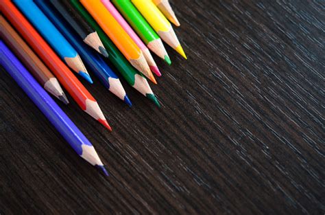 Pensil Berwarna Pada Latar Belakang Gelap Foto Stok Unduh Gambar