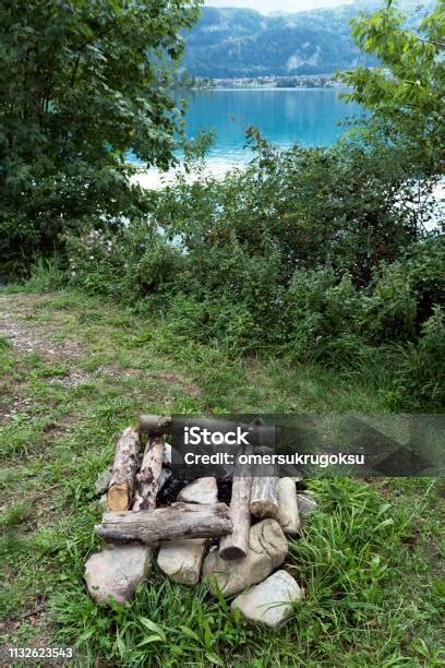 스위스 옵 발 덴 호수 또는 룬 게 르 시 근처에 돌과 댔 있는 소방 구 사용 돌 바위에 대한 스톡 사진 및 기타 이미지 돌